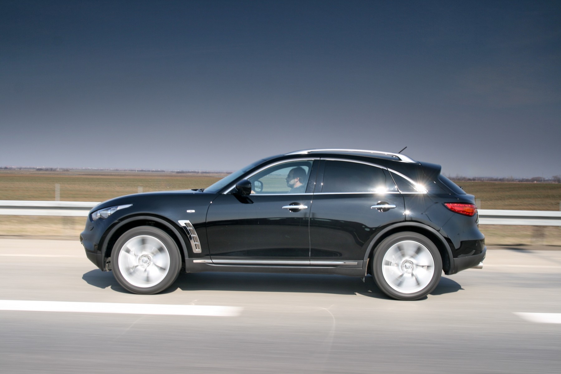 Infiniti FX30d S - Auto magazin